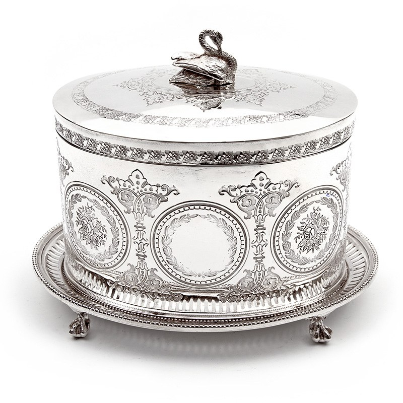 Edwardian Silver Photo Frame with a Pierced Scrolling Floral Border (1904)